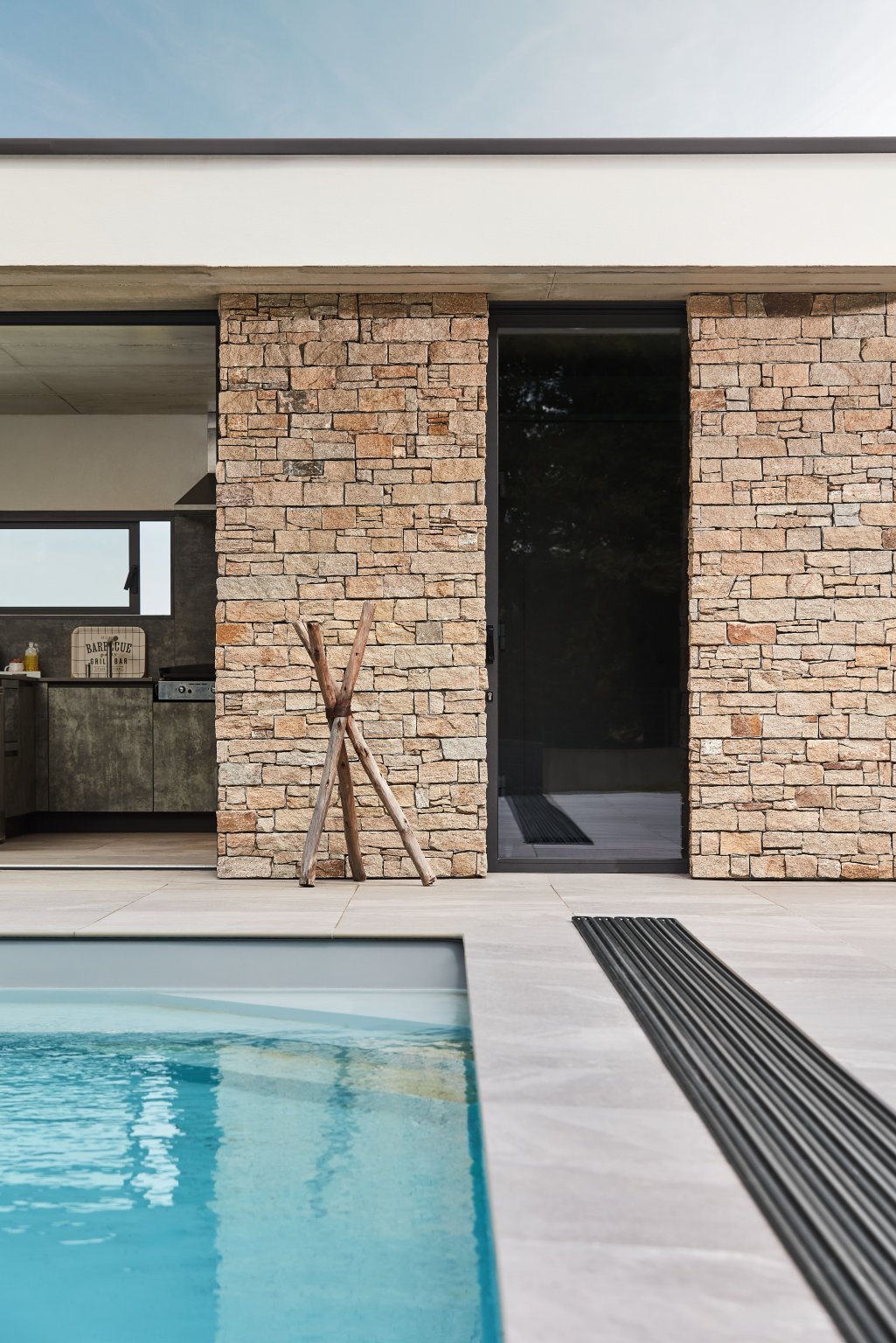 5 types of natural stone for swimming pool flooring