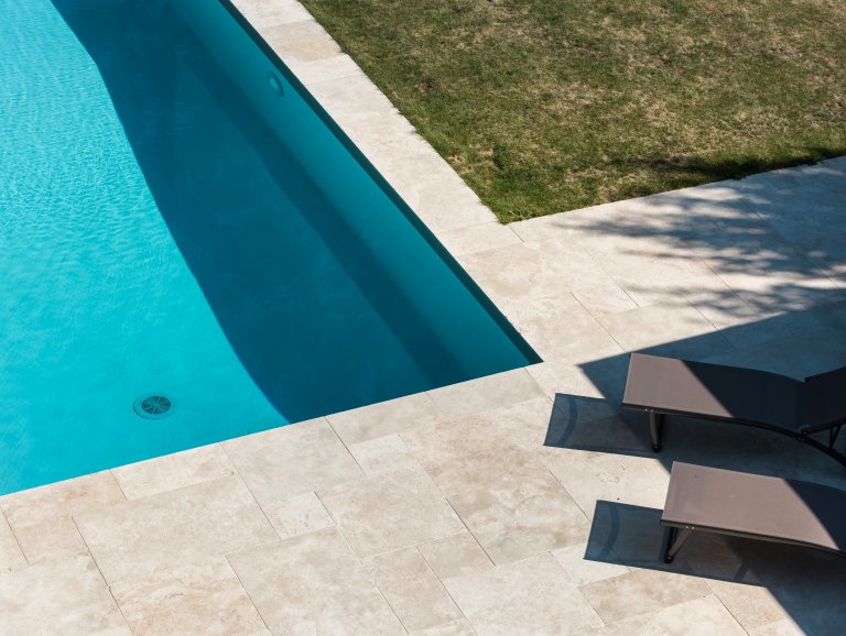 5 types of natural stone for swimming pool flooring