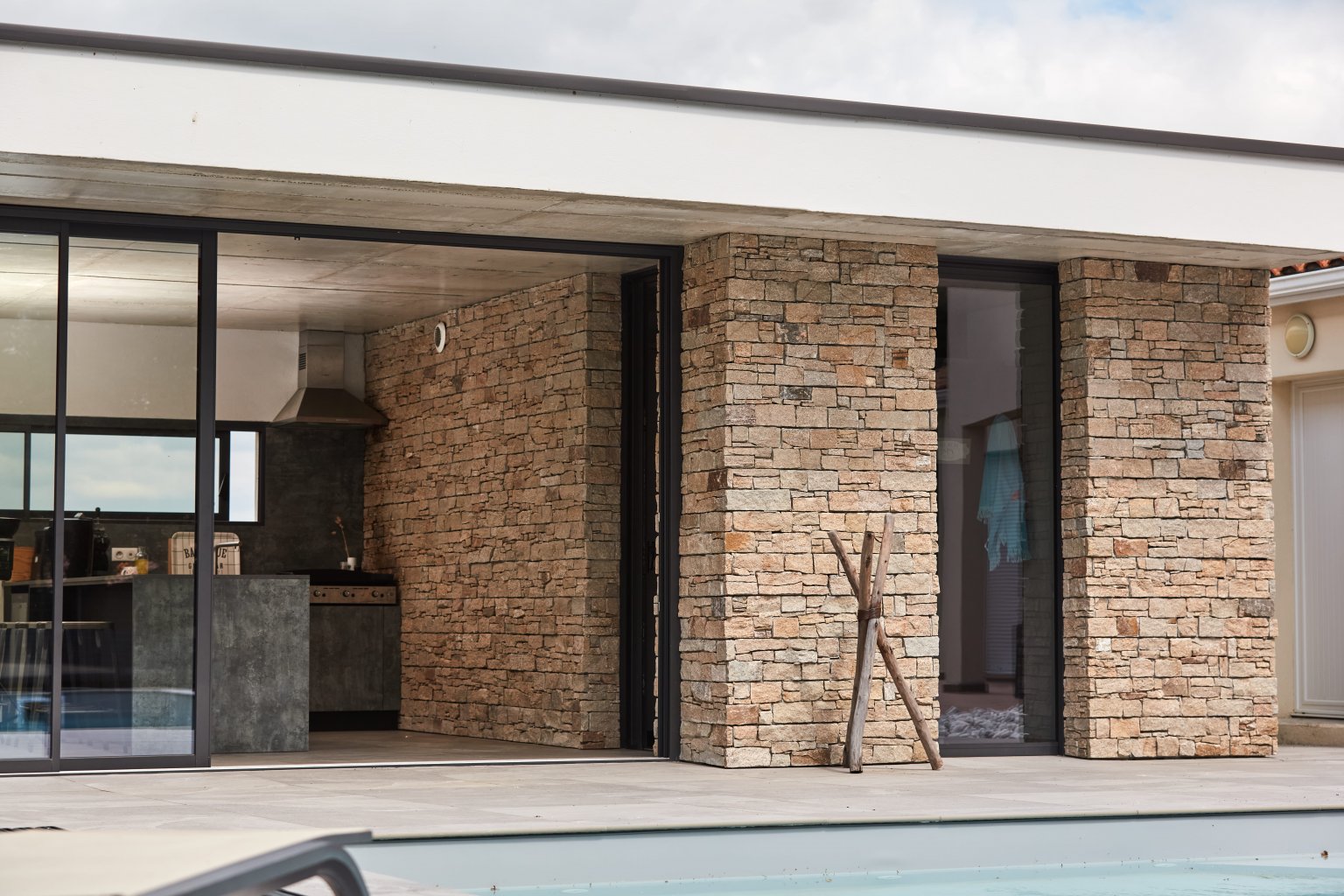 5 types of natural stone for swimming pool flooring