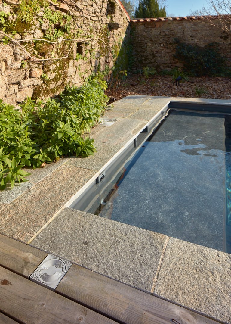 5 types of natural stone for swimming pool flooring
