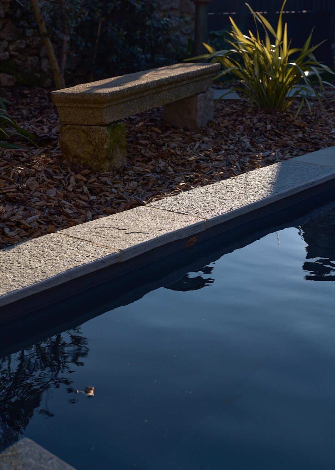 5 types of natural stone for swimming pool flooring