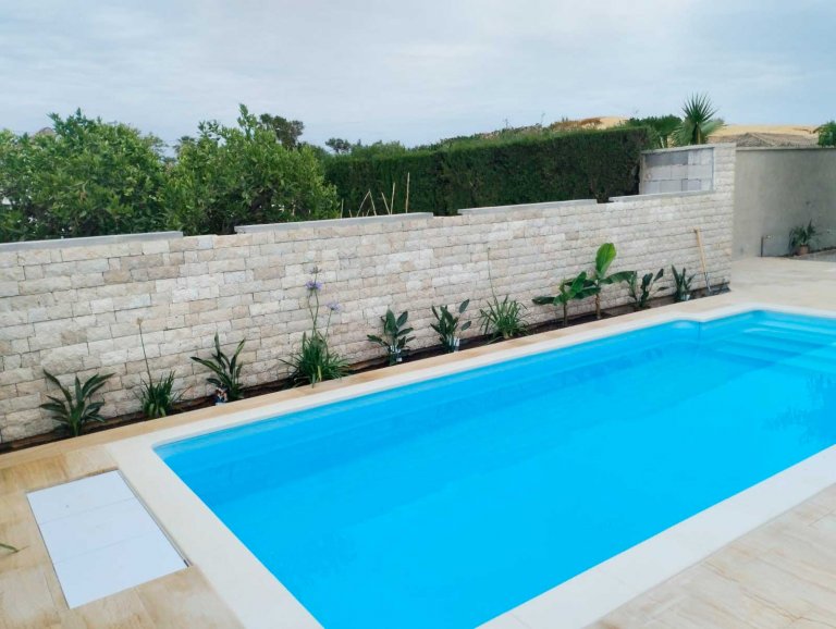 5 types of natural stone for swimming pool flooring